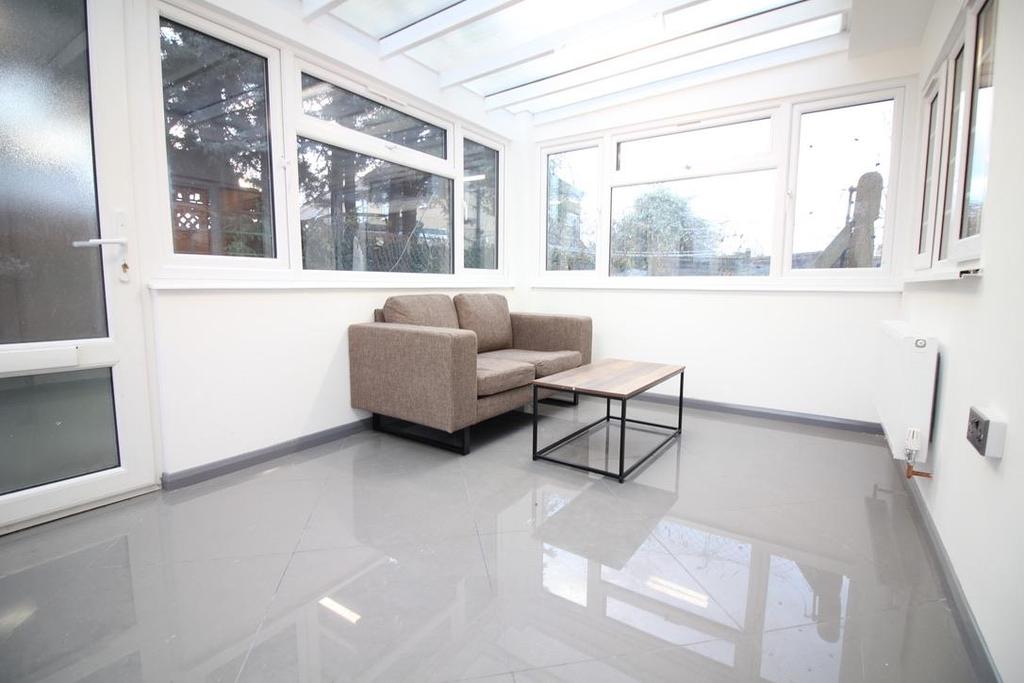Dunedin Way, Hayes 3 bed flat - £1,395 pcm (£322 pw)