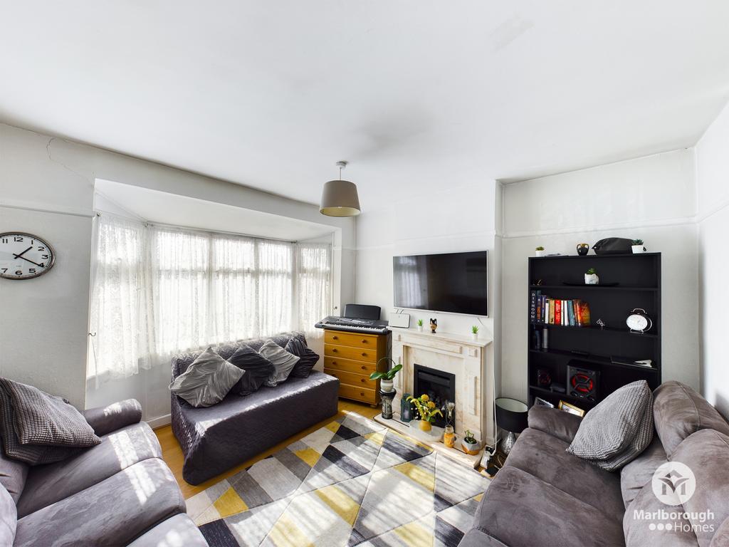 Claybury Rd, IG8 3 bed flat - £1,575 pcm (£363 pw)