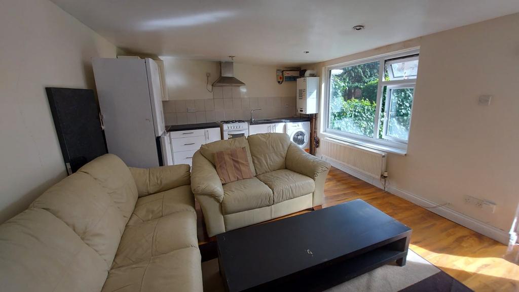 Barnet Road, EN5 2 bed flat - £1,500 pcm (£346 pw)