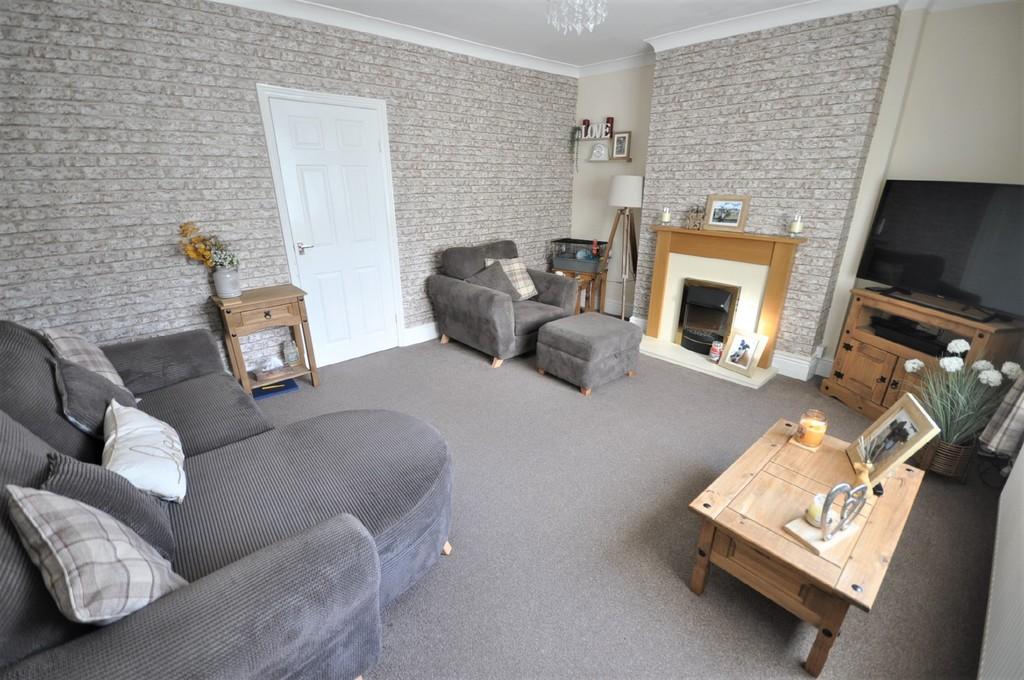 Southfield Road, Thorne, Doncaster 3 bed semi-detached house - £130,000