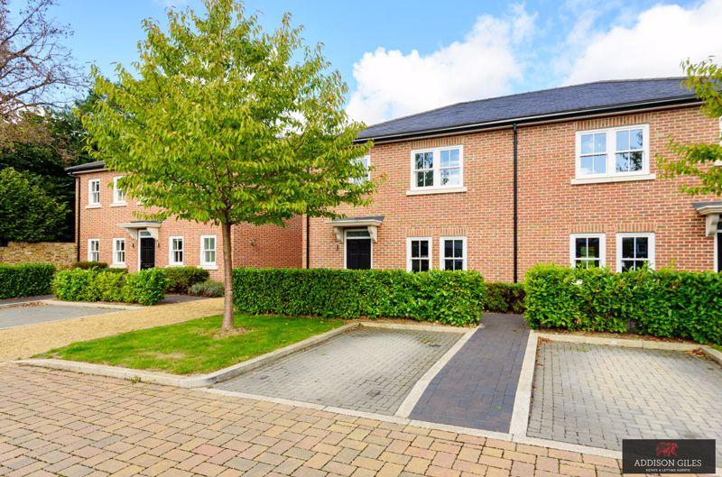 Mobbs Close, Slough, SL2 2 bed semi-detached house - £575,000