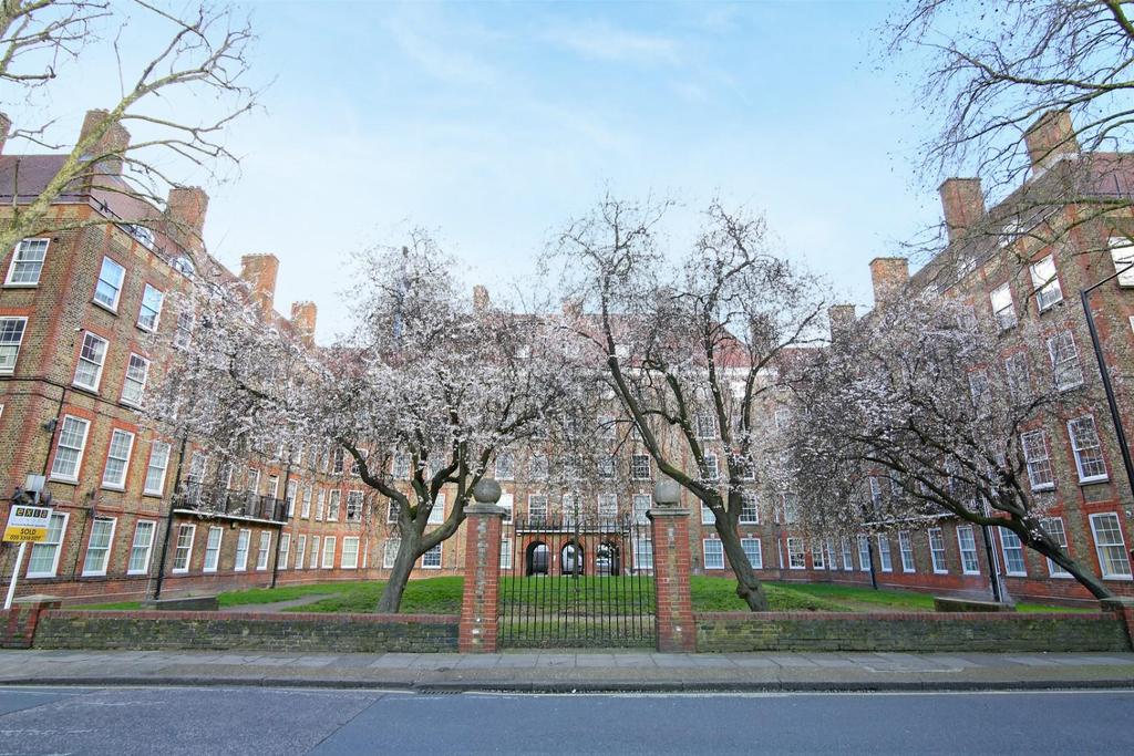 Comber House, Camberwell, SE5 0LJ 3 bed flat - £385,000