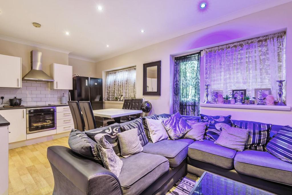 Whitefoot Lane, Bromley 4 bed flat for sale - £280,000