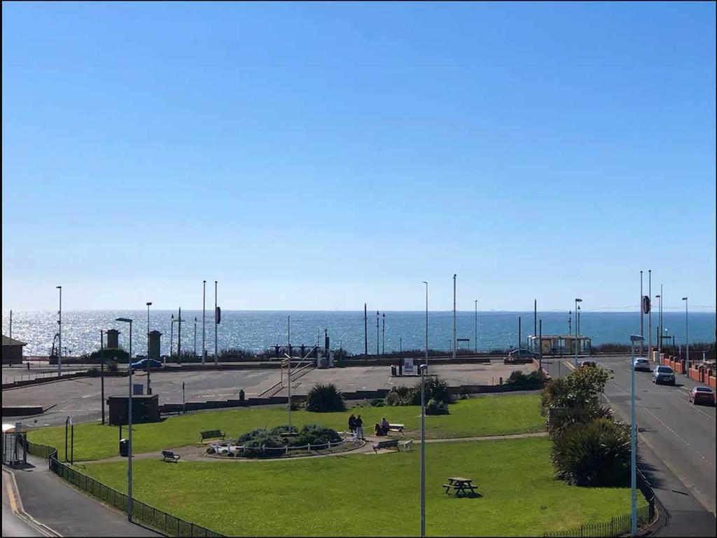 Seafield Road, Blackpool 2 bed apartment - £750 pcm (£173 pw)
