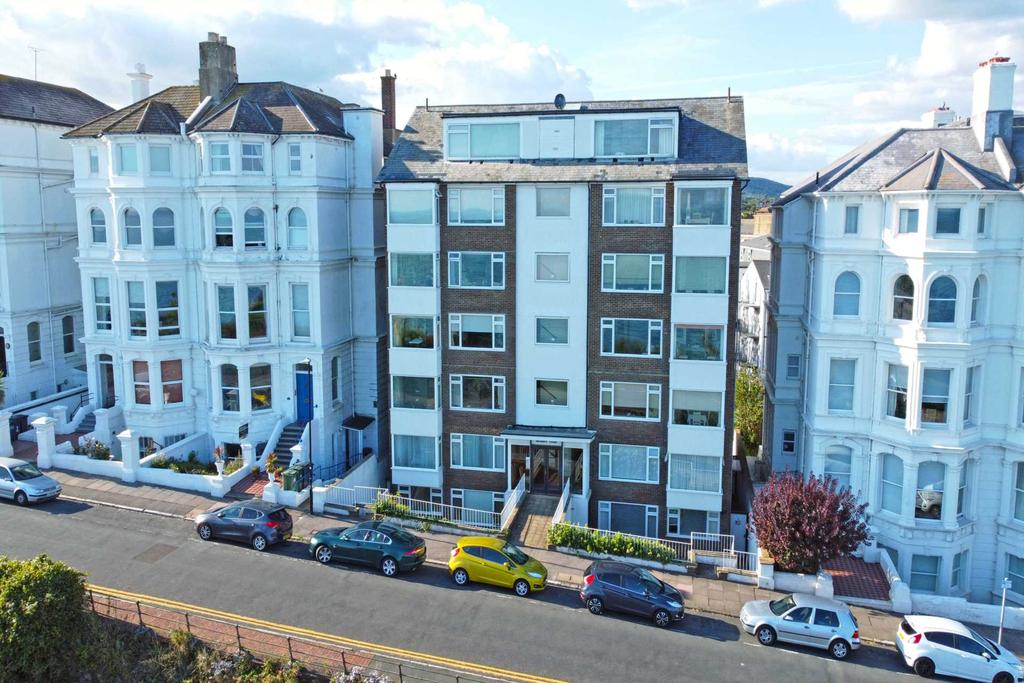 South Cliff, Eastbourne, BN20 7AE 2 bed flat - £325,000
