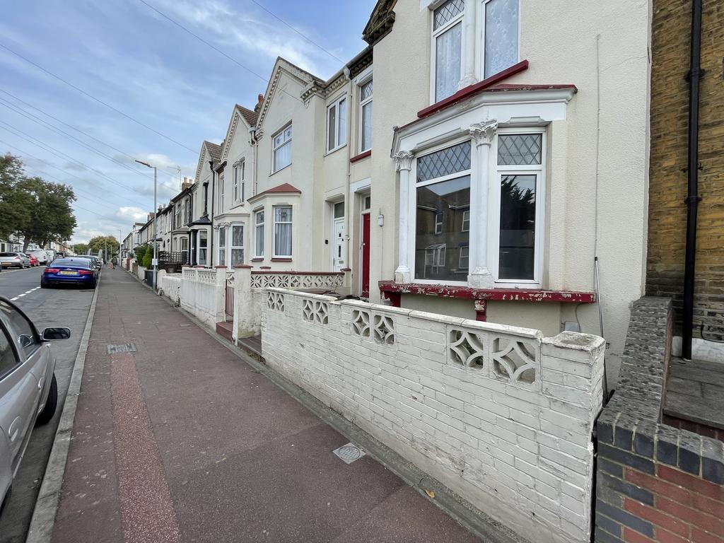 Kingswood Road, Gillingham ME7 1 bed ground floor flat - £750 pcm (£173 pw)