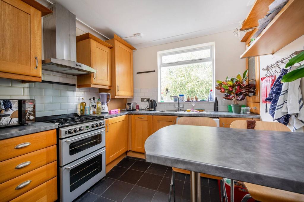 Sulgrave Road, Hammersmith, London, W6 3 bed flat - £3,250 pcm (£750 pw)
