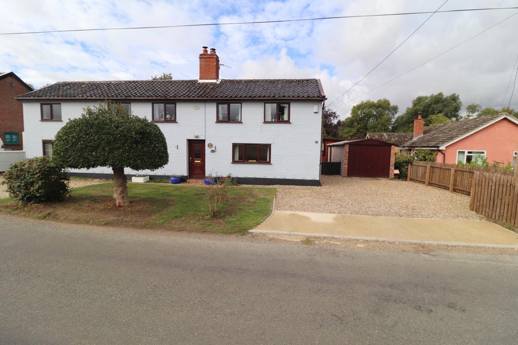 Pottergate Street, Aslacton - 3 miles... 5 bed cottage - £425,000
