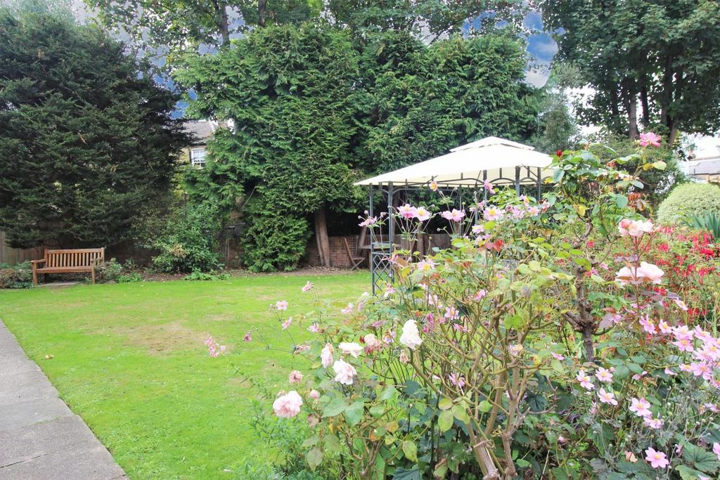 Coombe Lodge, Warren Walk, Elliscombe... 2 bed flat - £350,000