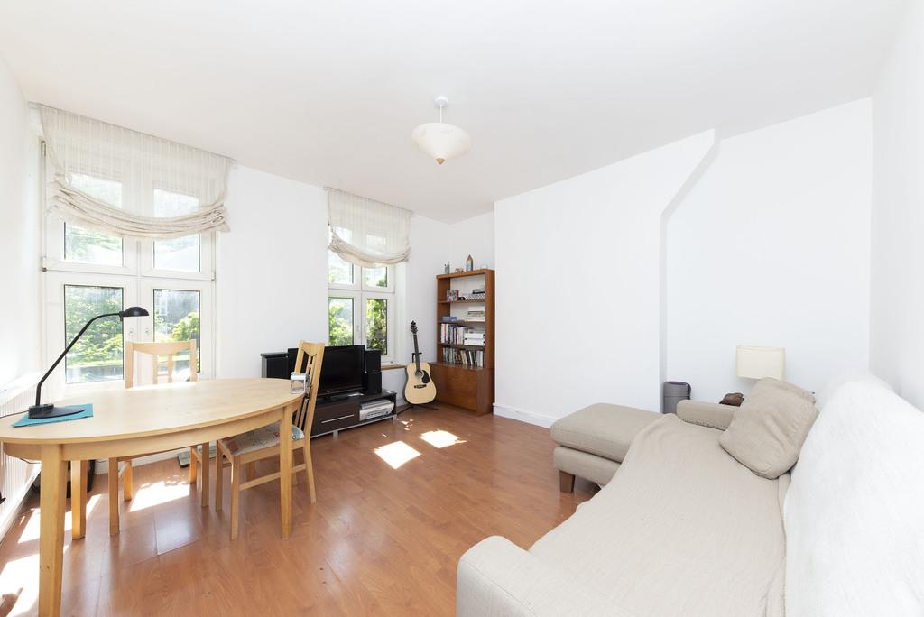 Bilton House, SW8 2 bed flat - £1,600 pcm (£369 pw)