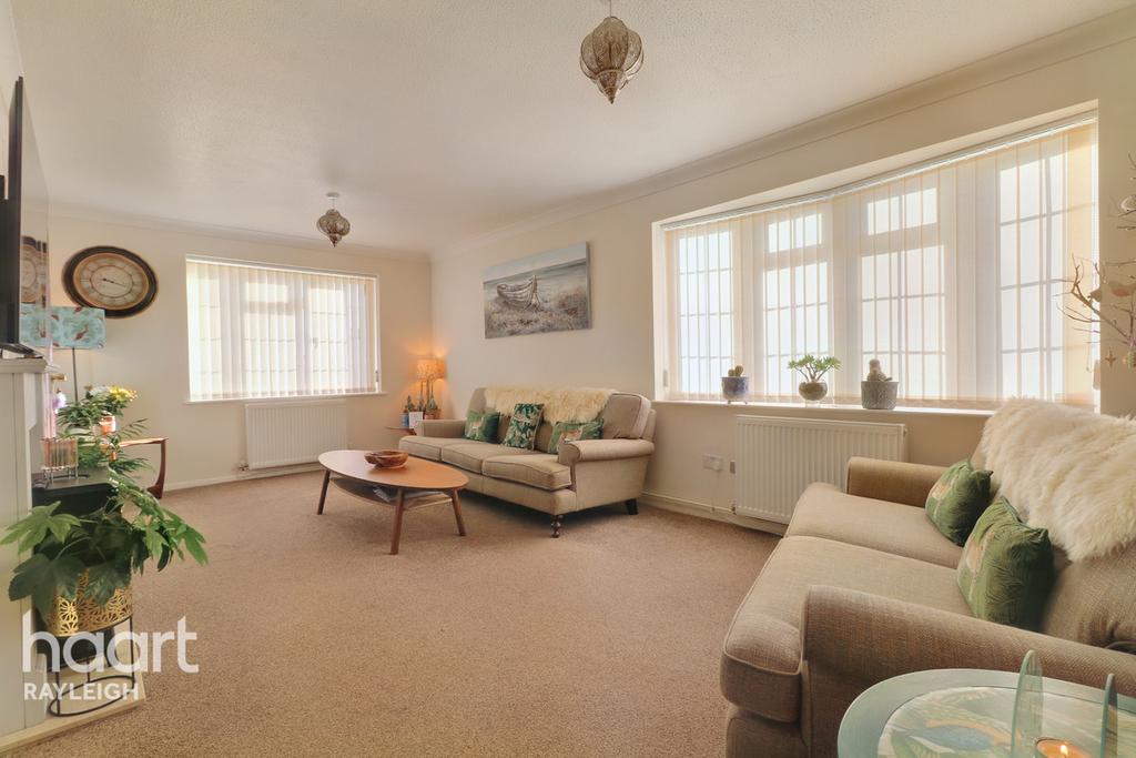 Repton Grove, Southend-on-Sea 4 bed link detached house - £575,000