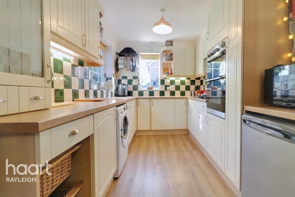 Repton Grove, Southend-on-Sea 4 bed link detached house - £575,000