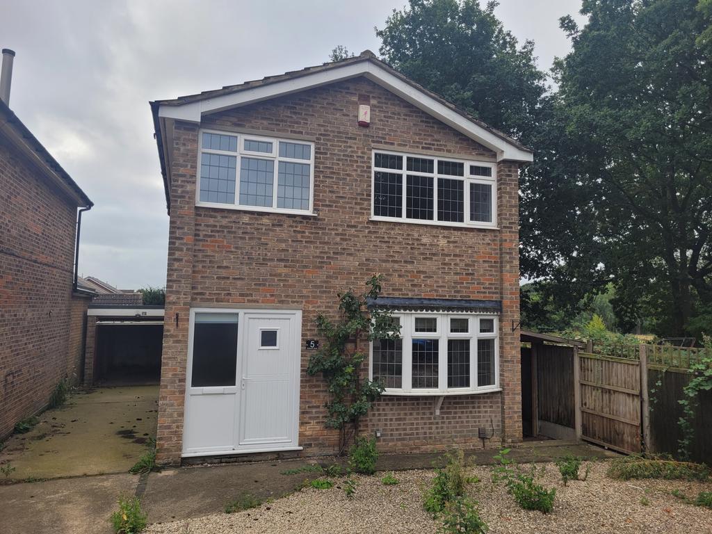 Eelwood Road, Hucknall, Nottingham, NG15 3 bed detached house - £220,000