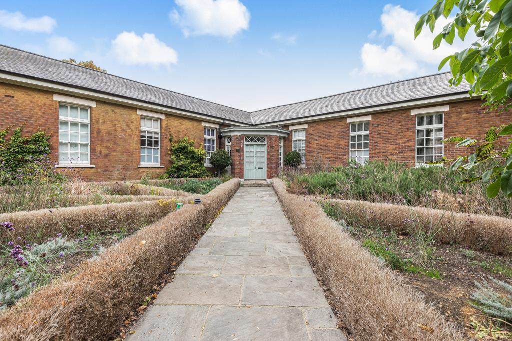 The Parade, Caversfield, OX27 2 bed apartment - £1,600 pcm (£369 pw)