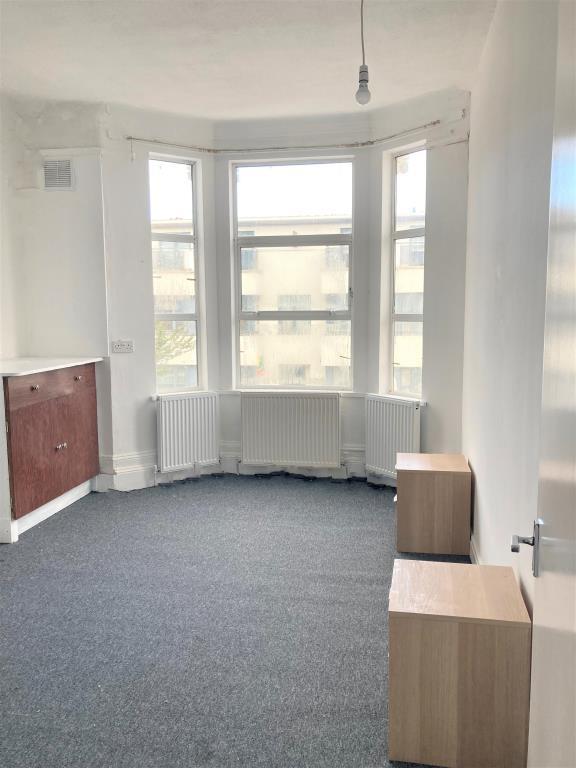 Leghorn Road, Willesden, NW10 3 bed apartment - £2,100 pcm (£485 pw)