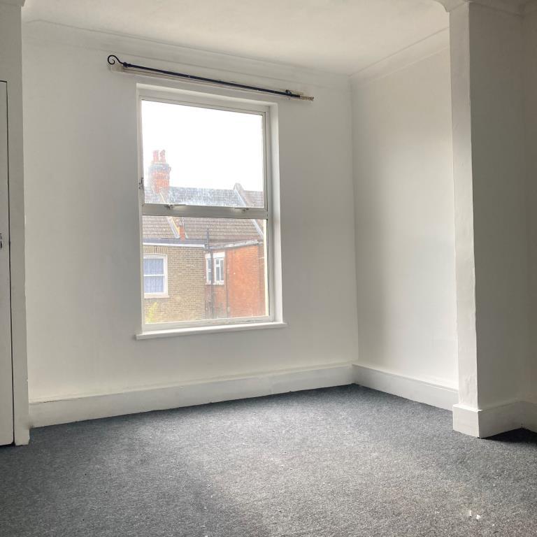 Leghorn Road, Willesden, NW10 3 bed apartment - £2,100 pcm (£485 pw)