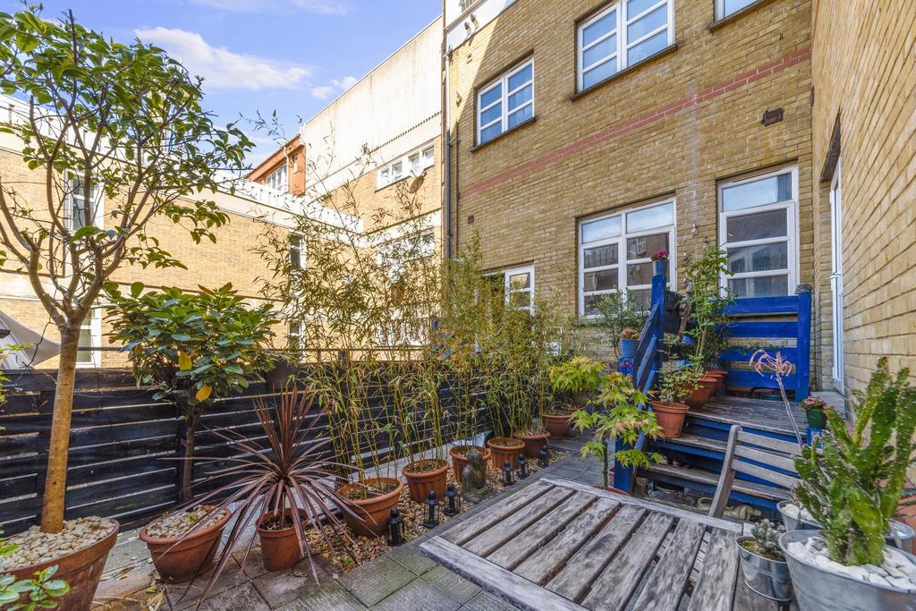 Albany Court, Plumbers Row, London, E1 1 bed apartment - £350,000
