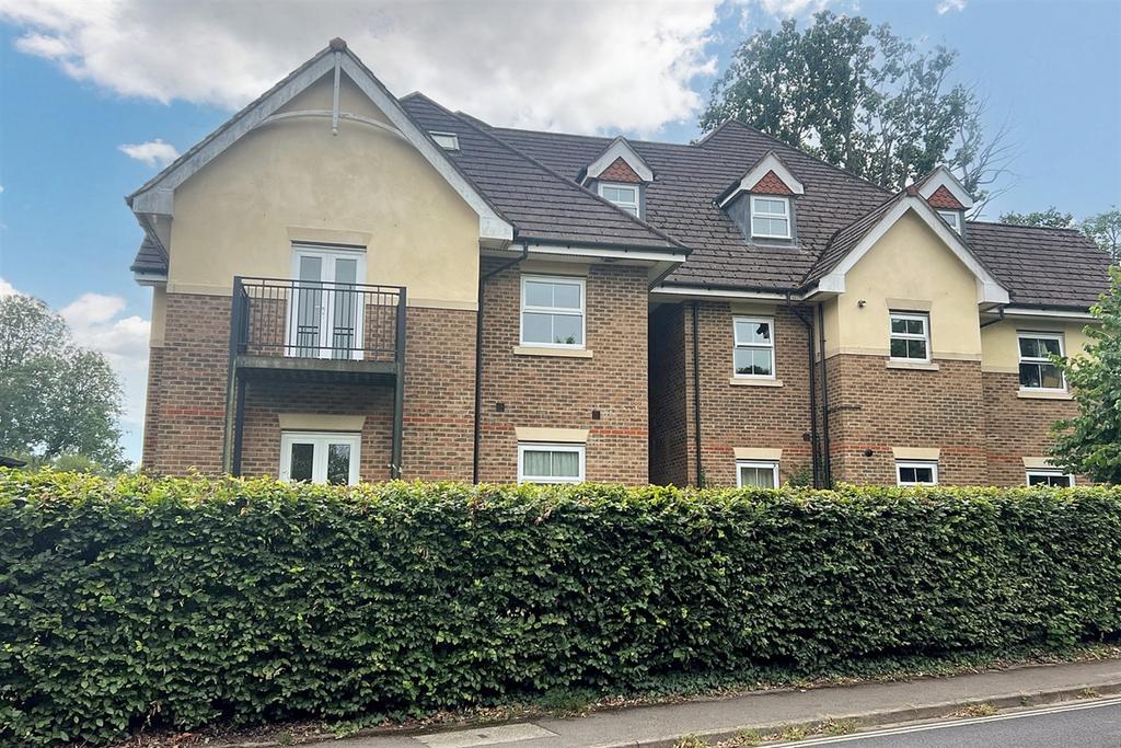 Chandlers Ford 2 bed flat - £240,000