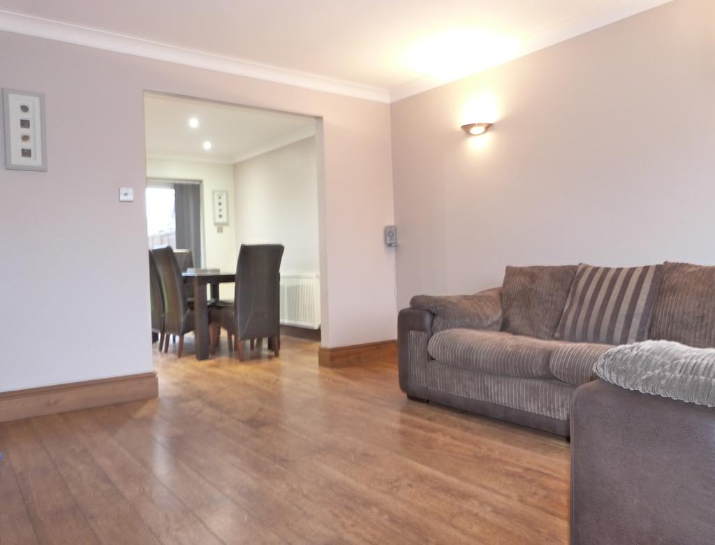 Crowberry Drive, Harrogate, HG3 3 bed semi-detached house - £1,100 pcm ...