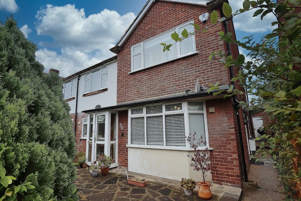 Shrublands Close, Chigwell, IG7 2 bed ground floor maisonette - £1,400 ...