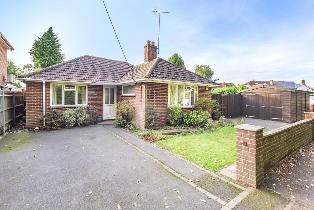 Low Lane, Badshot Lea, Farnham, GU9 3 bed bungalow - £525,000