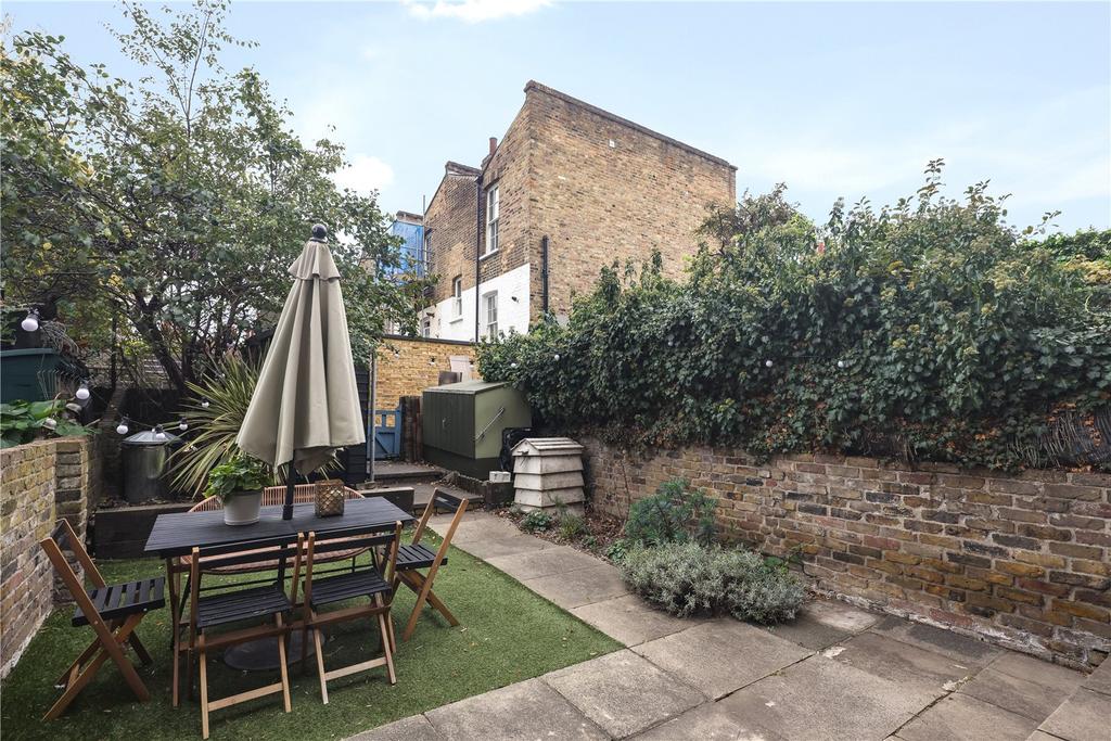 Matlock Street, Limehouse, London, E14 2 bed house - £850,000