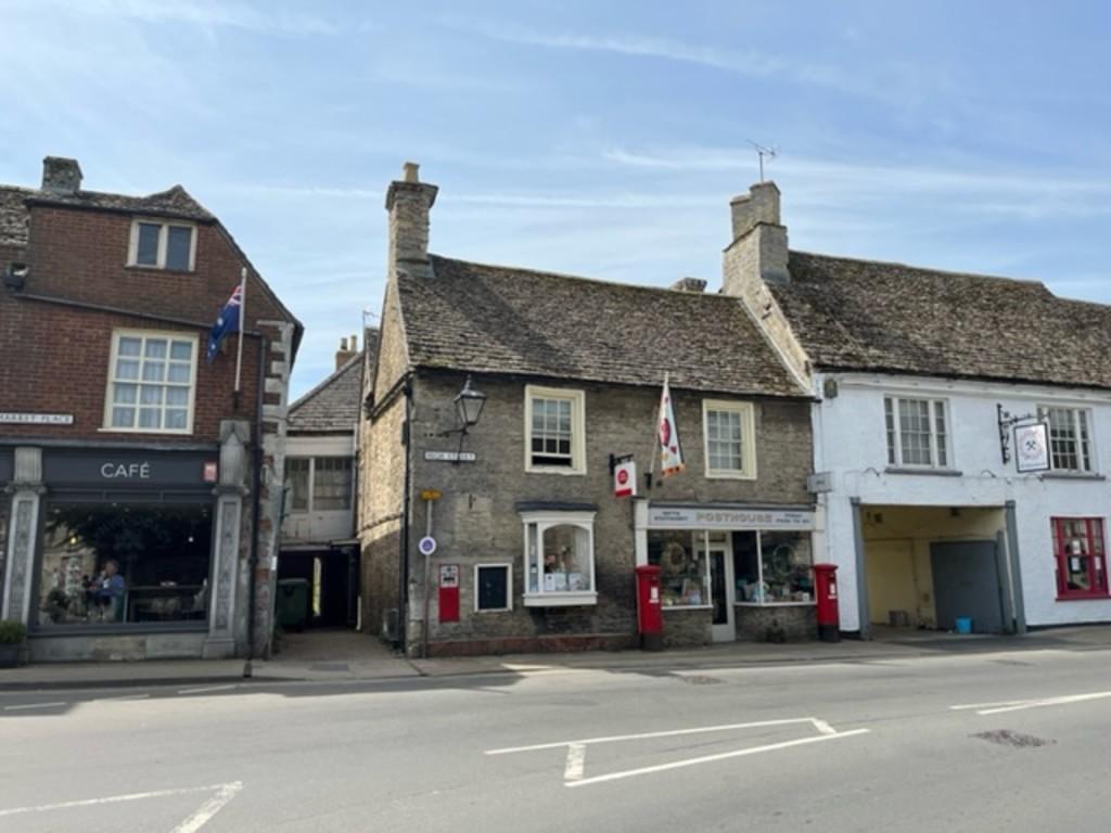 High Street, Lechlade 2 bed apartment - £775 pcm (£179 pw)