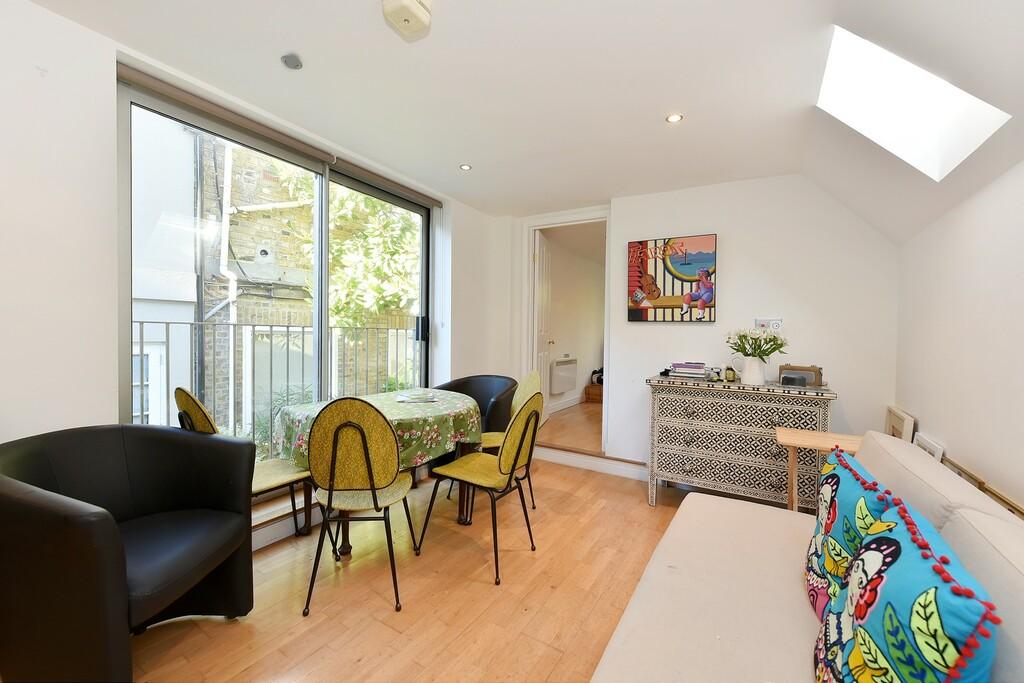 Upper Cheyne Row, Chelsea, SW3 2 bed flat - £2,990 pcm (£690 pw)