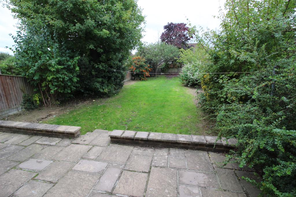 Newbury Gardens Worcester Park Kt19 3 Bed Semi Detached House £2 300