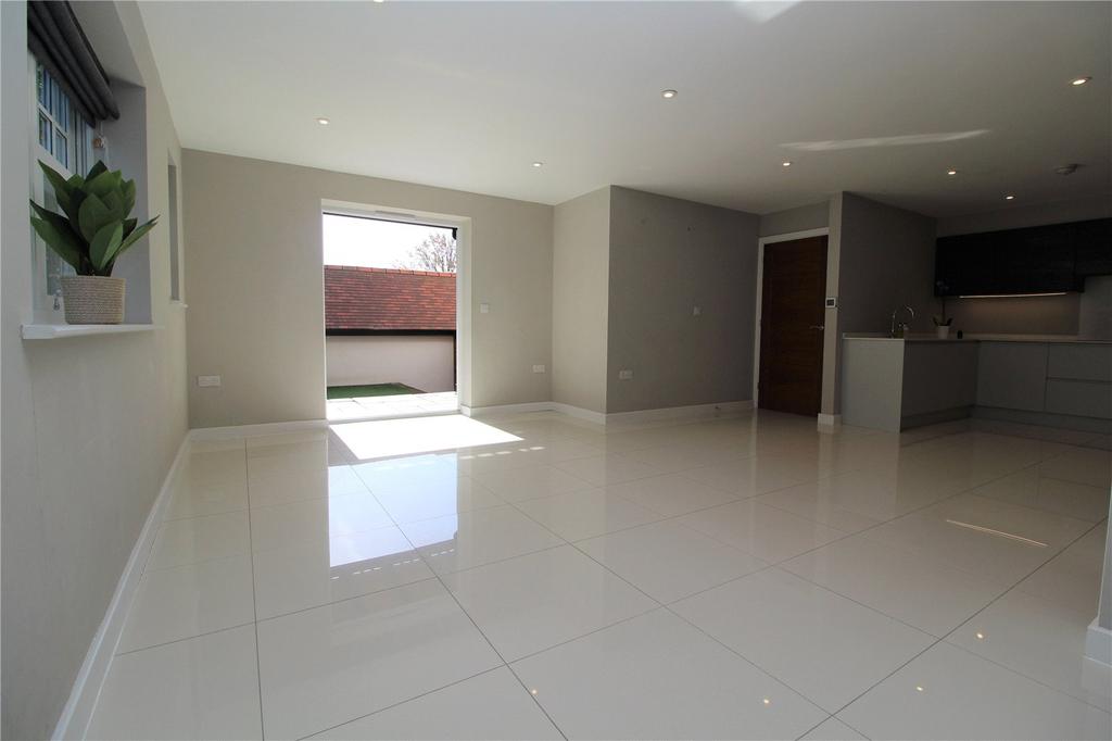 Westbury View, 41 Westbury Road, CM14 2 bed apartment - £1,795 pcm (£ ...