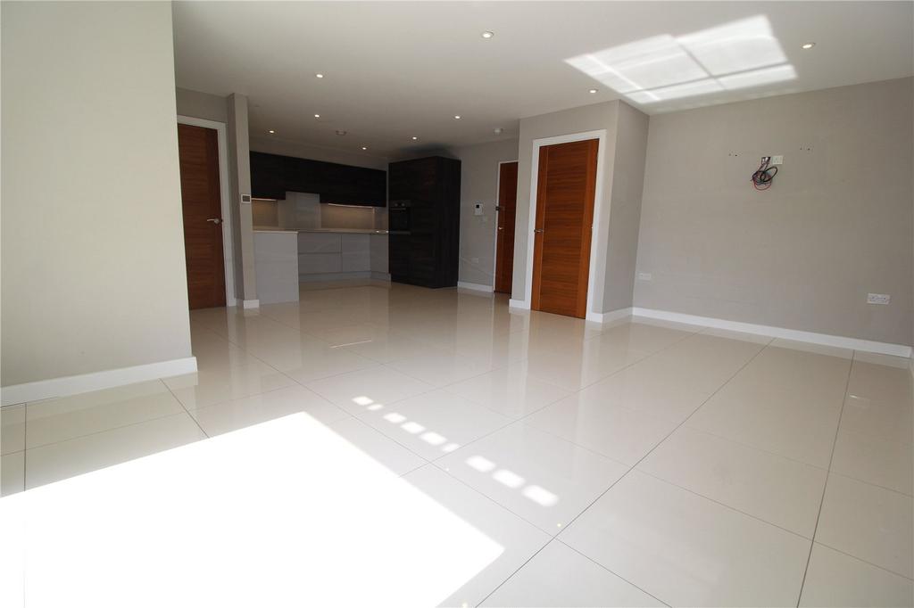 Westbury View, 41 Westbury Road, CM14 2 bed apartment - £1,795 pcm (£ ...
