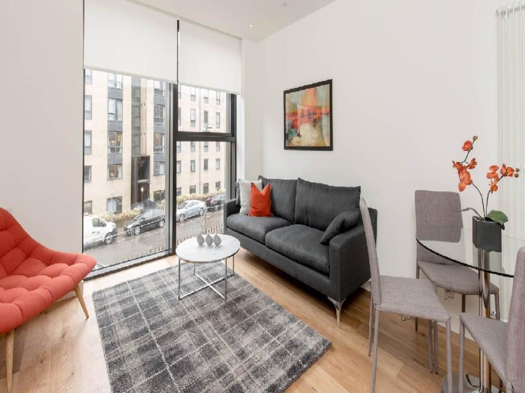 Simpson Loan, Quartermile, Edinburgh 1 bed flat - £1,445 pcm (£333 pw)