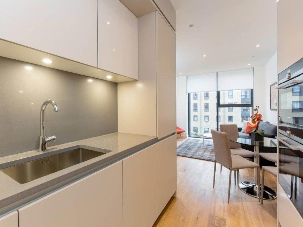 Simpson Loan, Quartermile, Edinburgh 1 bed flat - £1,445 pcm (£333 pw)
