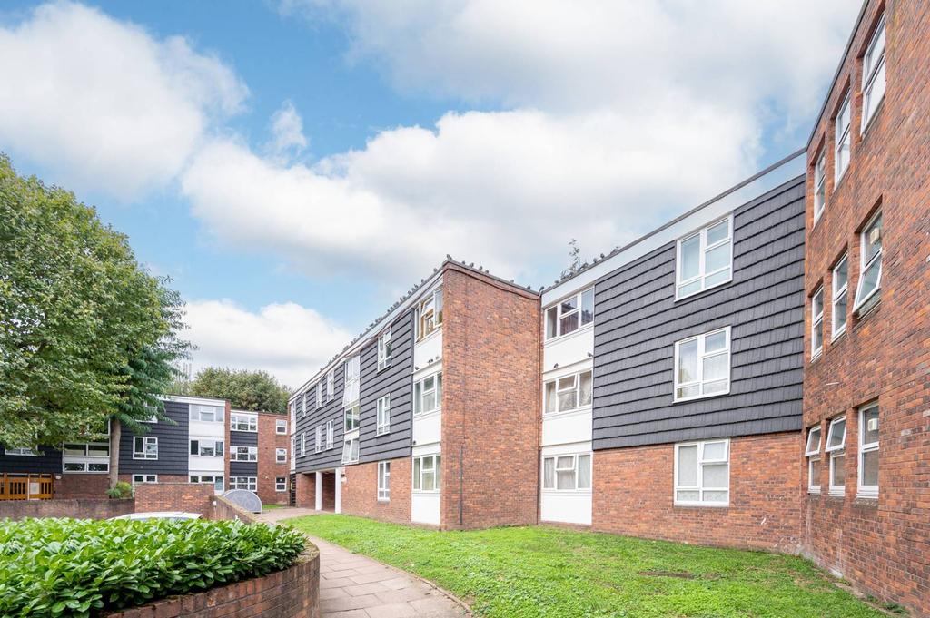Este Road, Clapham Junction, London... 3 bed flat - £500,000