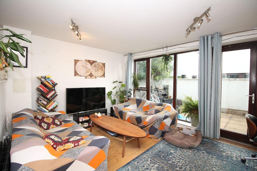 Eden Way, Victoria Park, Bow E3 2 bed flat - £2,250 pcm (£519 pw)