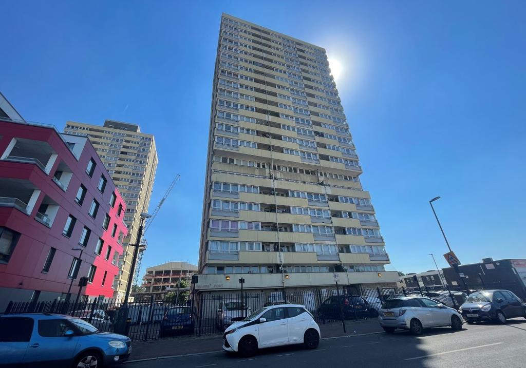Flat 14 Brassett Point, Abbey Road... 1 bed apartment - £160,000