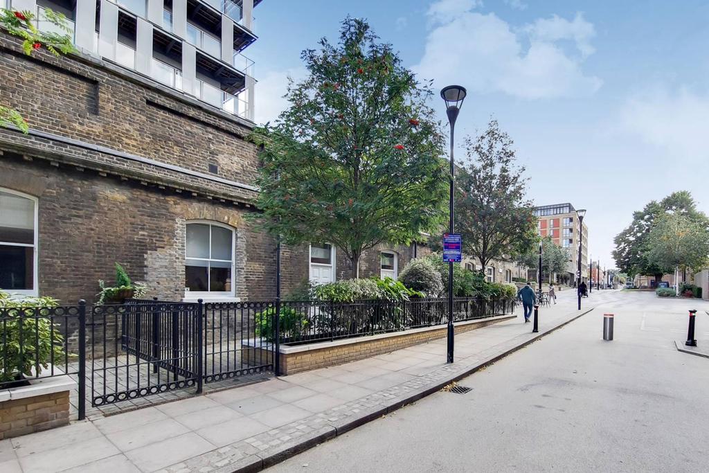 Major Draper Street, Woolwich, London, SE18 3 bed flat - £2,400 pcm (£ ...