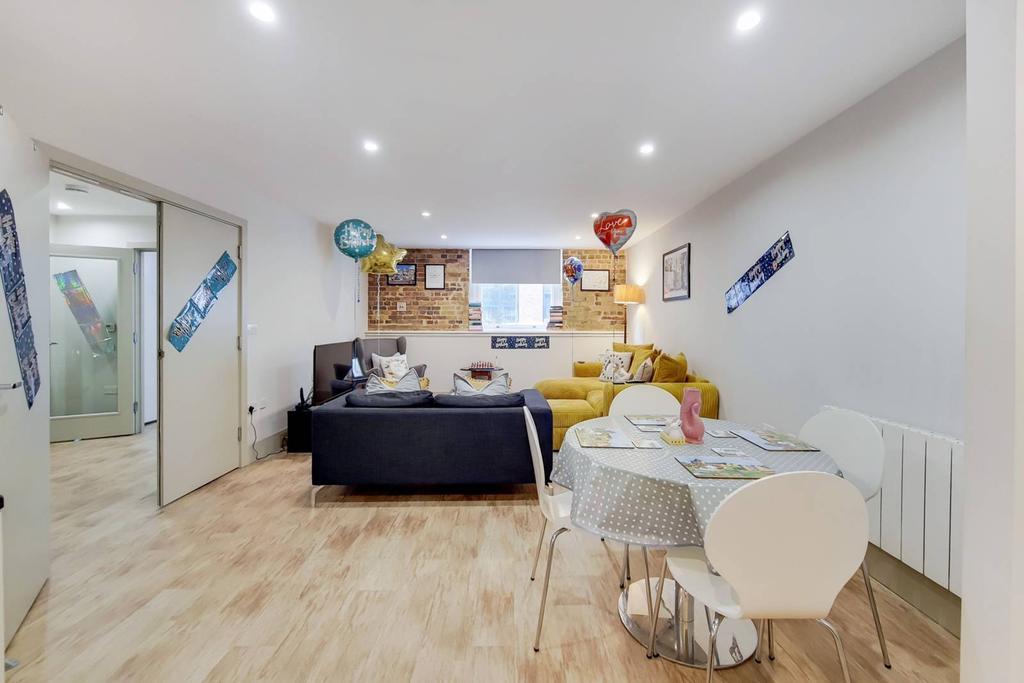 Major Draper Street, Woolwich... 3 bed flat - £2,400 pcm (£554 pw)