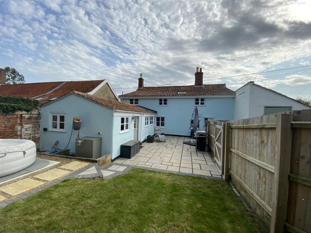 Hopton, Diss 6 bed detached house - £500,000