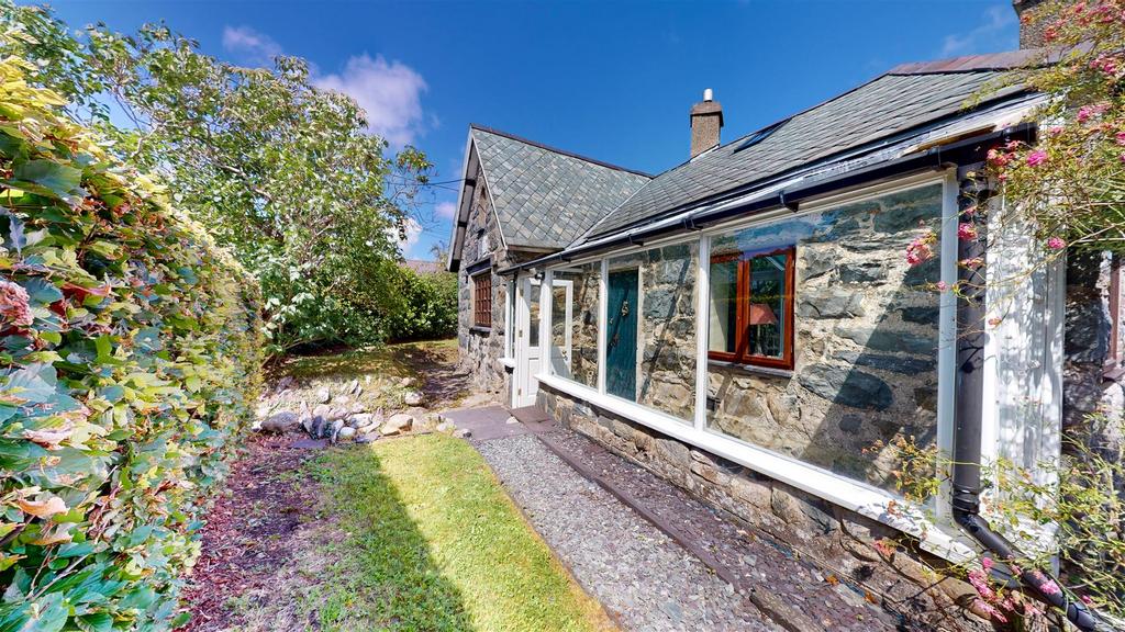 The Lodge, Pentir, Bangor 5 bed detached house for sale - £495,000
