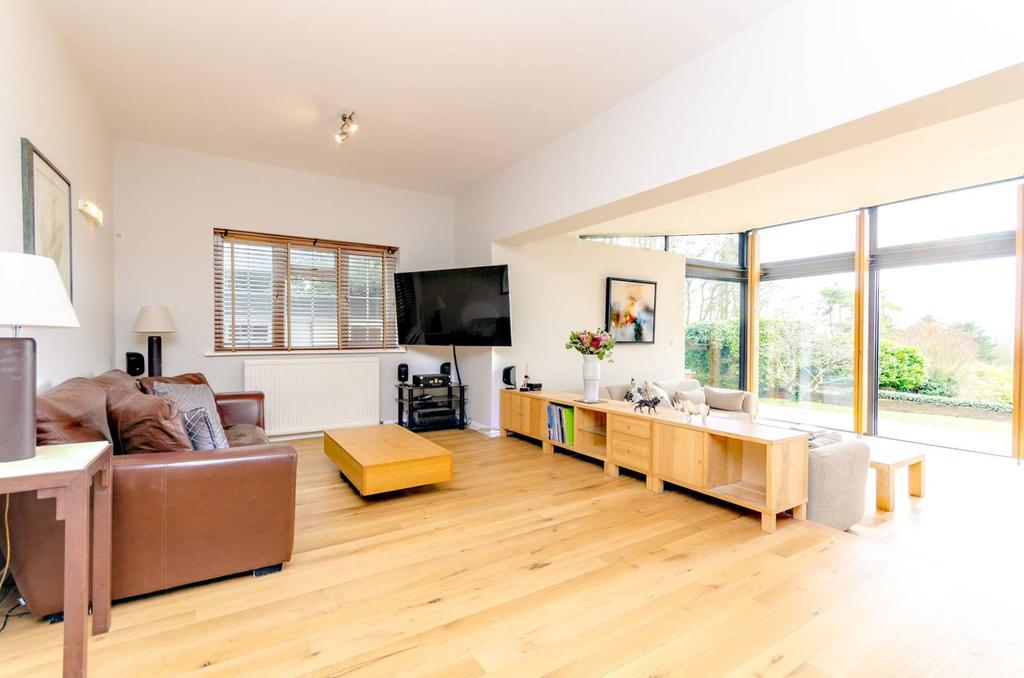 Hogs Back, Guildford, GU3 4 bed detached house - £6,500 pcm (£1,500 pw)