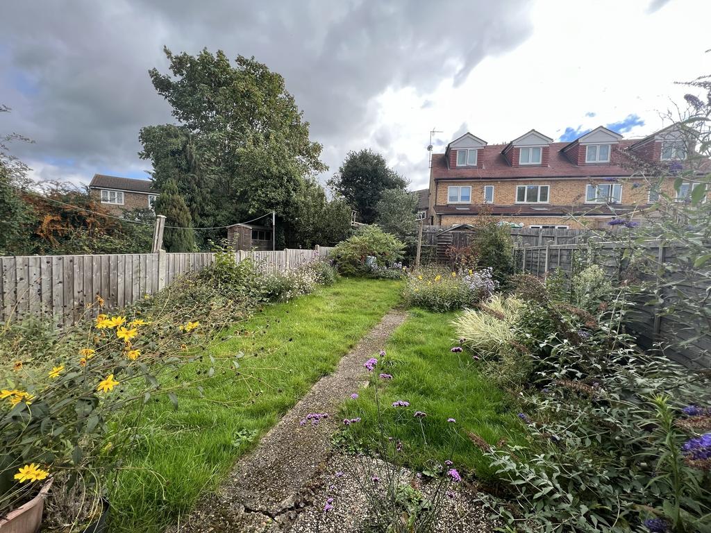 Manford Way, Chigwell IG7 3 bed terraced house - £385,000