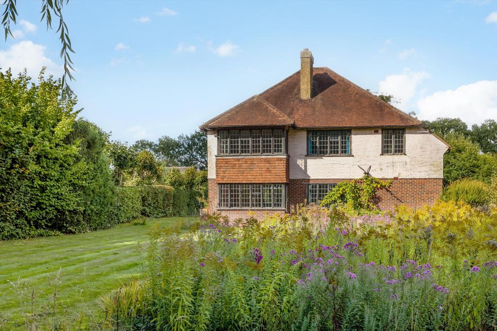 Lower Farm Road, Effingham, KT24 5 bed detached house - £1,299,000