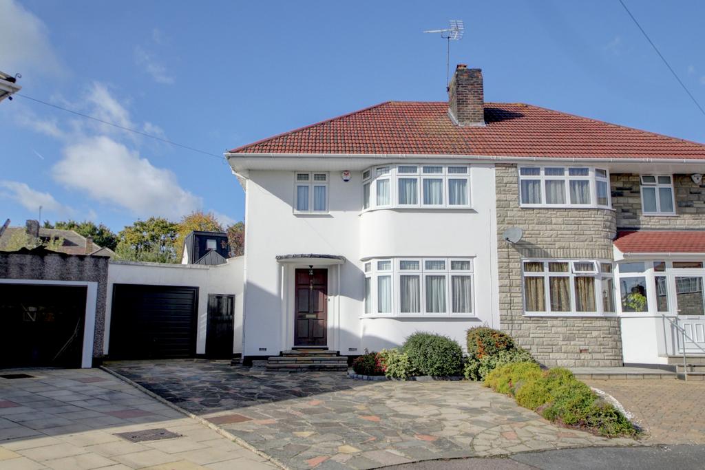Chestnut Close, N14 3 bed semi-detached house - £850,000