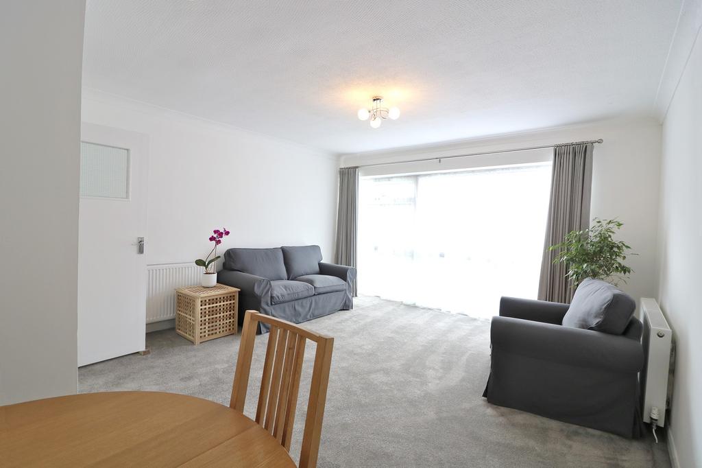Pinewood Grove, Ealing, London. W5 2AG 2 bed apartment - £1,900 pcm (£ ...