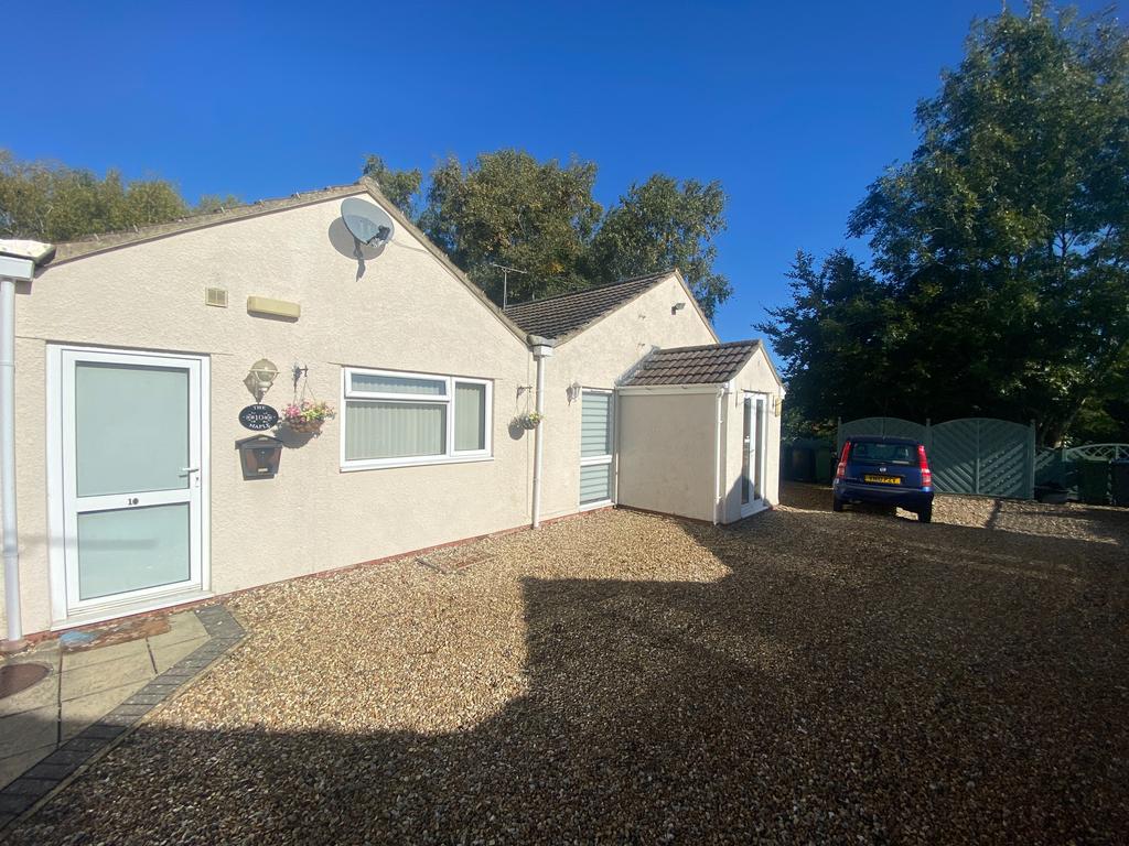Station Road, Minety, Swindon, SN16 2 bed bungalow - £1,000 pcm (£231 pw)