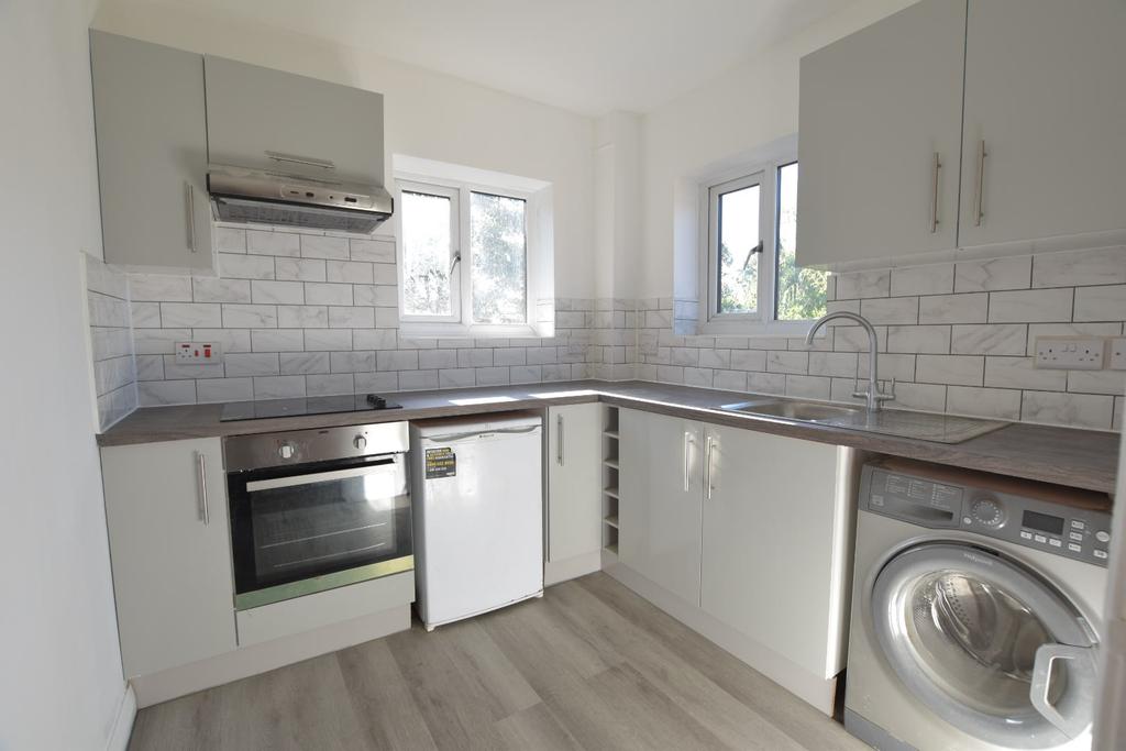 Statham Grove, London N18 1 bed flat - £1,400 pcm (£323 pw)