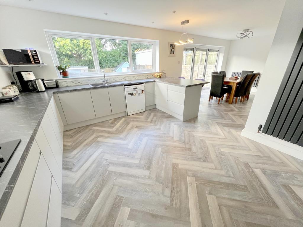 Hamble Road, Poole, BH15 4 bed chalet - £575,000