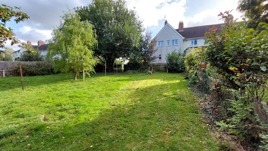 First Avenue, Dursley, GL11 4NW 3 bed end of terrace house - £270,000