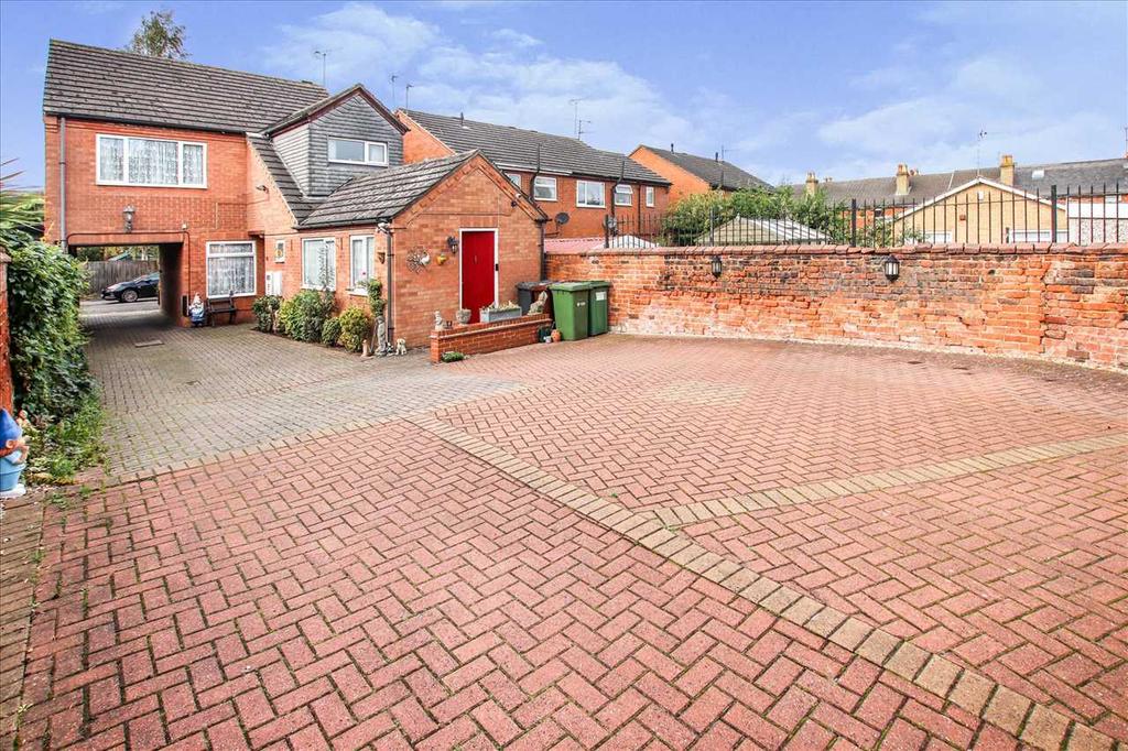 Derby Street, Lincoln 3 bed detached house - £250,000